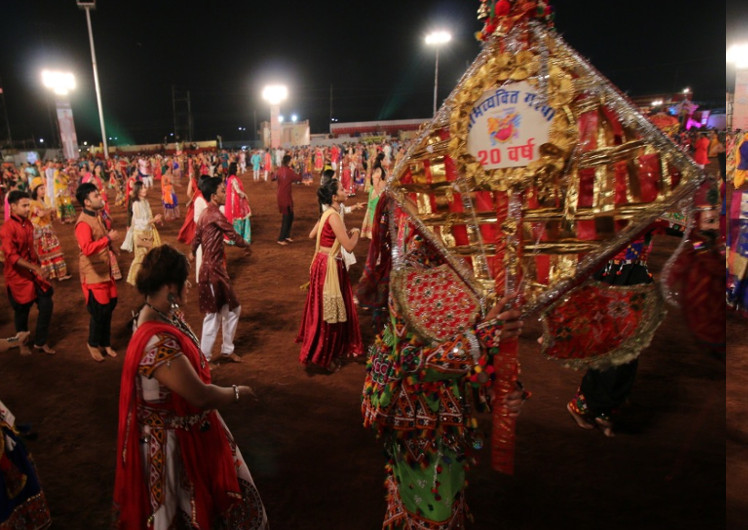 Abhivyakti Garba, Gleeful night, roasted in the night of Garba | उल्लास में ढलकर गरबे की रात में ...