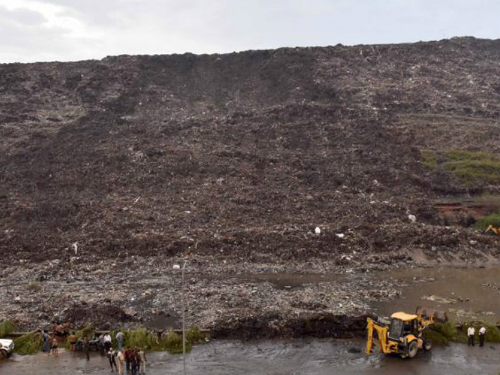Ghazipur: Tallest rubbish mountain in Delhi {Mount Everest Of Garbage ...