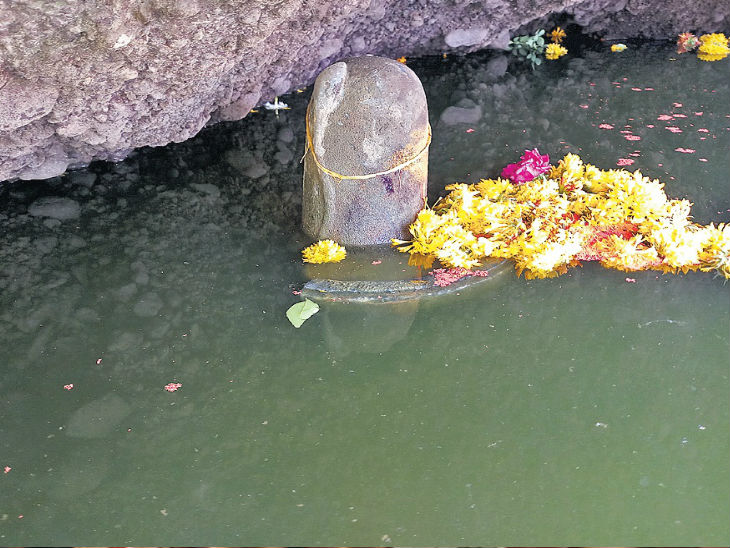 900-year-old Shivling, found under the rock cliff, is made of the same ...