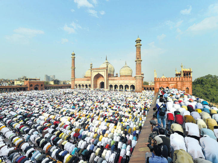 shahi Imam paid the namaj in Jama Masjid | जामा मस्जिद में शाही इमाम ने ...