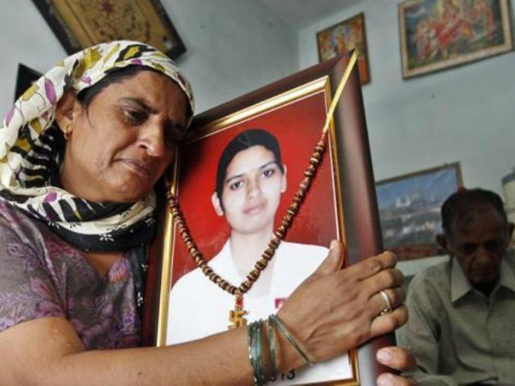 Preeti Rathi acid attack and murder case: Bombay high court commutes ...