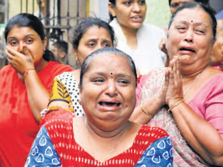 Fannil\'s Parthivideh reached Surat, society hiked | फेनिल का शव शहर ...