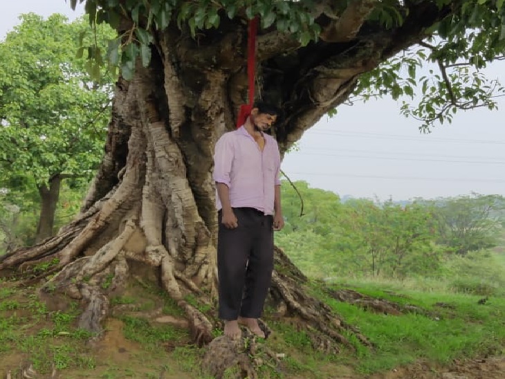 Ranchi News dead body of man found hanging from tree | पेड़ से लटका ...