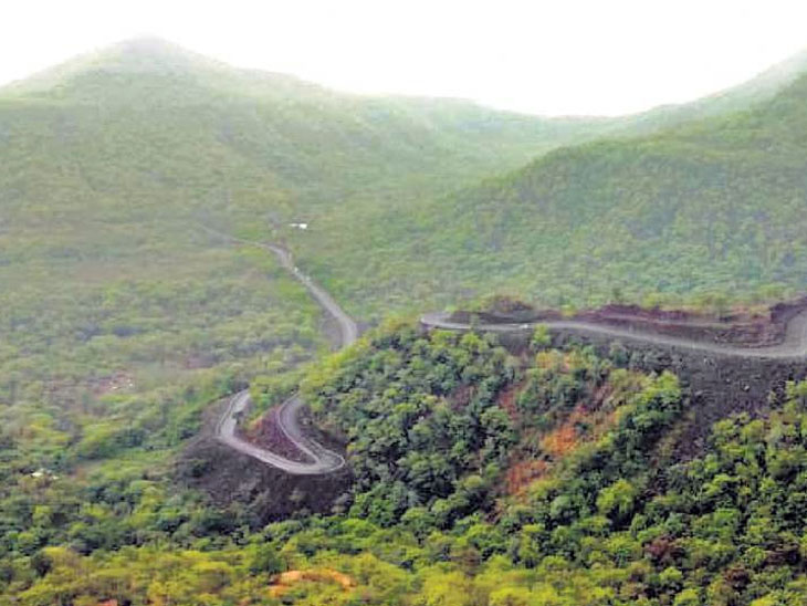 Picnic spat making Jam Ghat located in the Vindhyachal mountain range ...