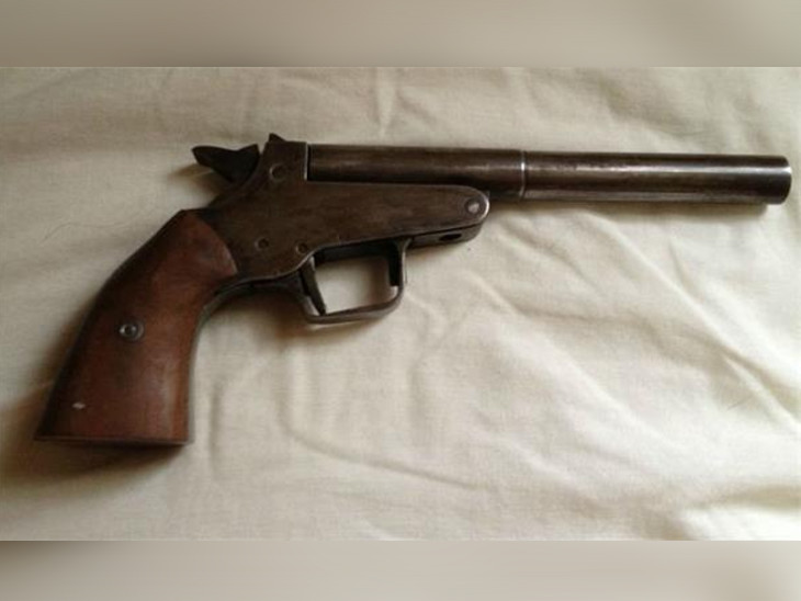 2 Persons arrested with country made pistol | नाकाबंदी के दौरान रोकी ...