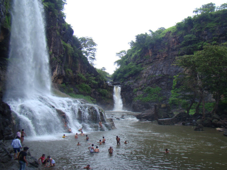 The beauty of Amargarh waterfall pulling tourists | सैलानियों को खींच ...