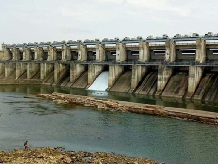 dhamtari news gate of Gangrel Dam opened for drought affected farmers ...