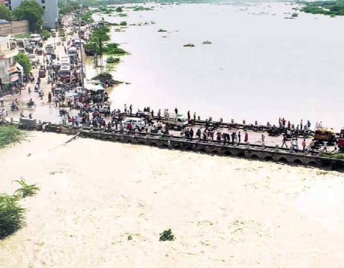 luni river water level cross eight feet in balotra | दो साल बाद ...