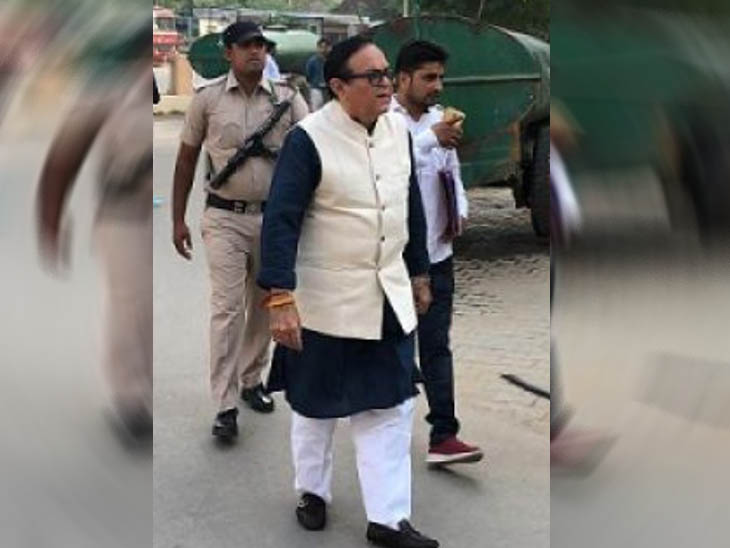 captain Ajay Yadav ran to beat a youth by removing shoe | भ्रष्टाचार का ...