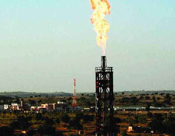 ten year complite of cruid oil production in desert of barmer | अब तक ...