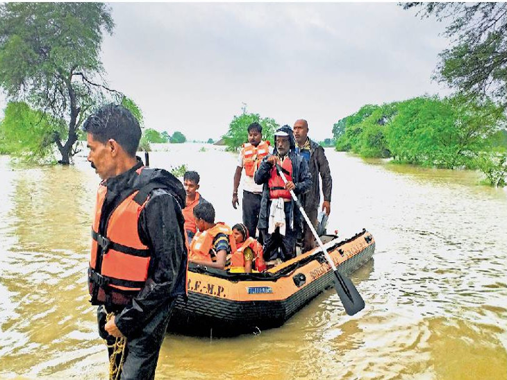 Heavy rain warning in 32 districts even today; 5 people trapped in ...