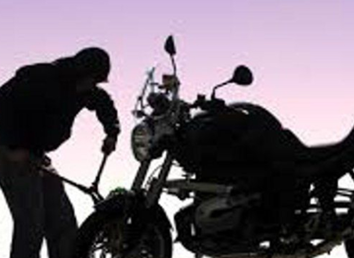 Police arrested four members of bike thief gang | नशे की लत पूरी करने ...