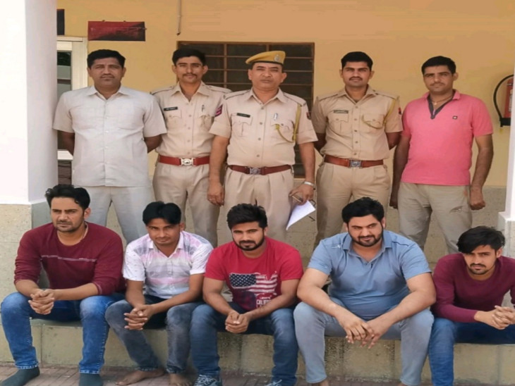 Five youth arrested in police blockade in churu by police and 20 Kg ...