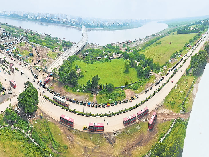 Vehicles Long line for avoid the fine of Rs 5000, at Surat RTO | 5000 ...