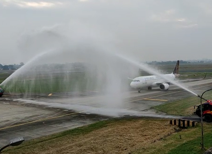 first flight of Vistara\'s departs from Indore to Delhi | विस्तारा की ...
