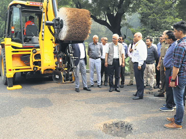 Made a road pit filling machine for the first time, two people will be ...