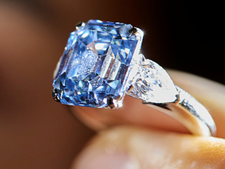 Rare blue diamond, ring, auctioned, Christie\'s auction house, Geneva ...