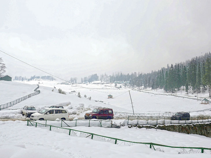 Heavy snowfall at other tourist spots including Gulmarg, Sadhana pass ...