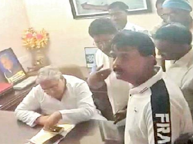 In front of MLA Arun Vora, congress leader fought for the corporation ...