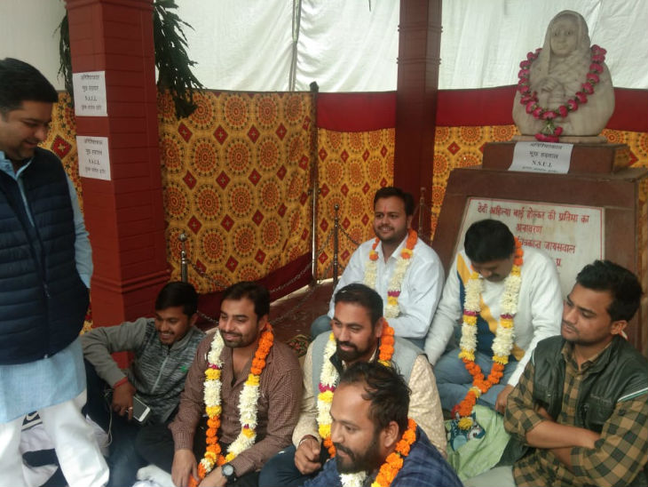 DAVV Girl Hostel | NSUI Continues Hunger Strike Against Devi Ahilya ...