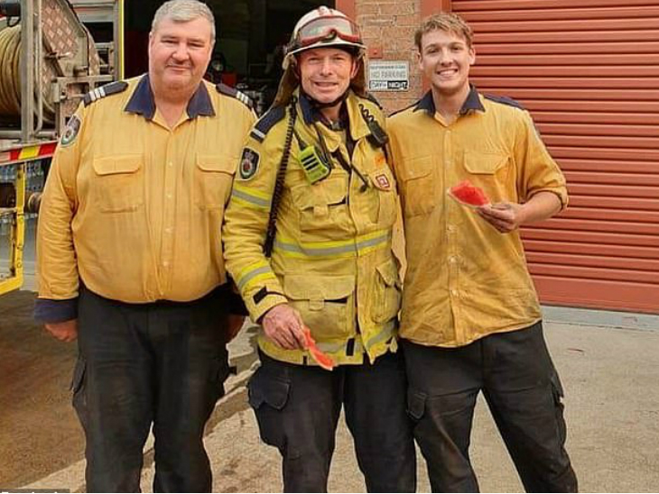 Former prime minister Tony Abbott seen extinguishing bushes, wearing ...