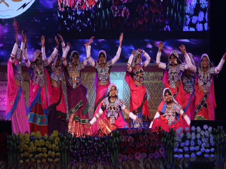 Telangana team presents long dance, recognition - it rains in the ...