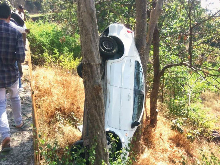 सड़क से उछलकर दो पेड़ों के बीच ‘पार्क’ हुई कार; तीन लोग घायल | Accident ...