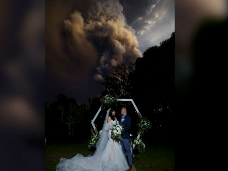 A couple married when a volcano was erupting 10 km away, ashes falling ...