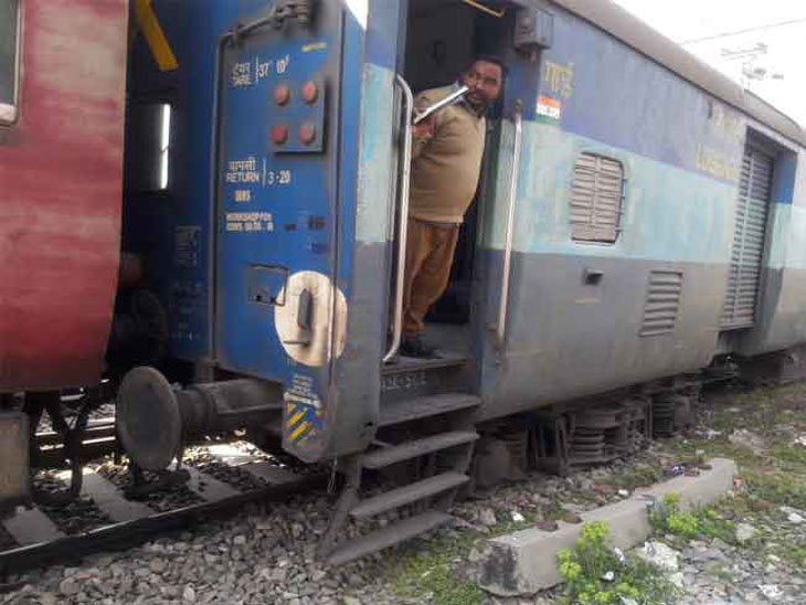 train derails at Garhwa road station in Palamu , rail traffic affected ...