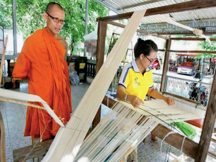 Buddhist monks made clothes from 40 tons of plastic waste, the temple's ...