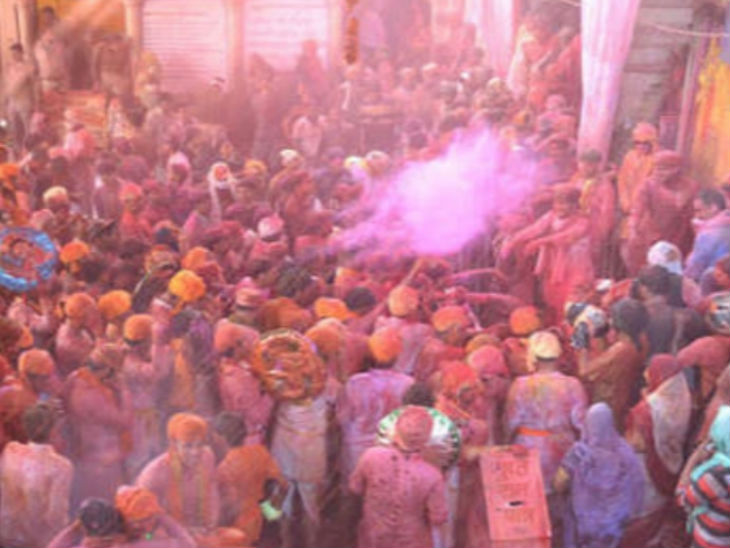 See photos of Barsane's famous Lathmar Holi | तस्वीरों में बरसाने की ...
