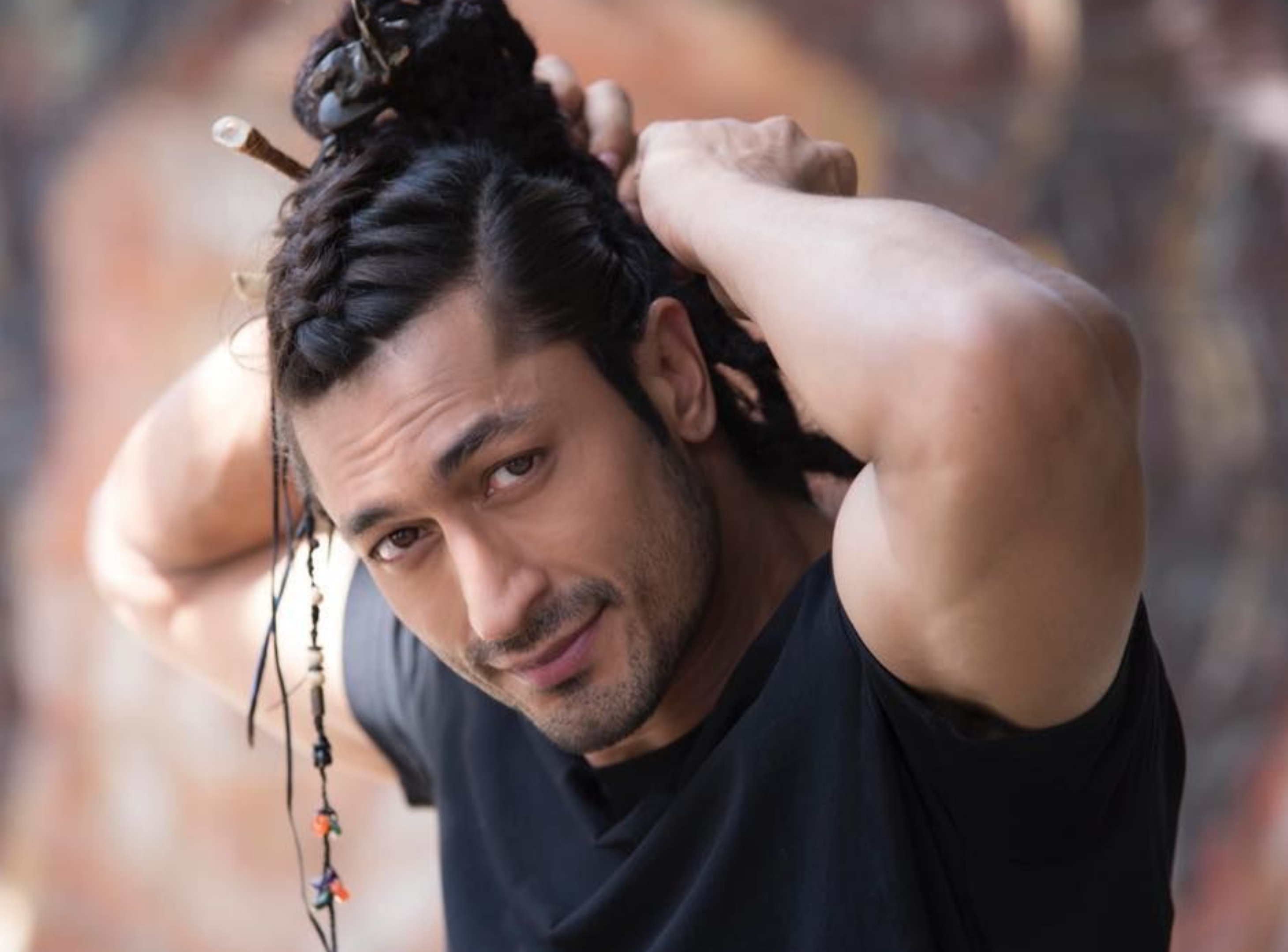 Vidyut Jamwal doing workouts with candle, inspires fans with ...