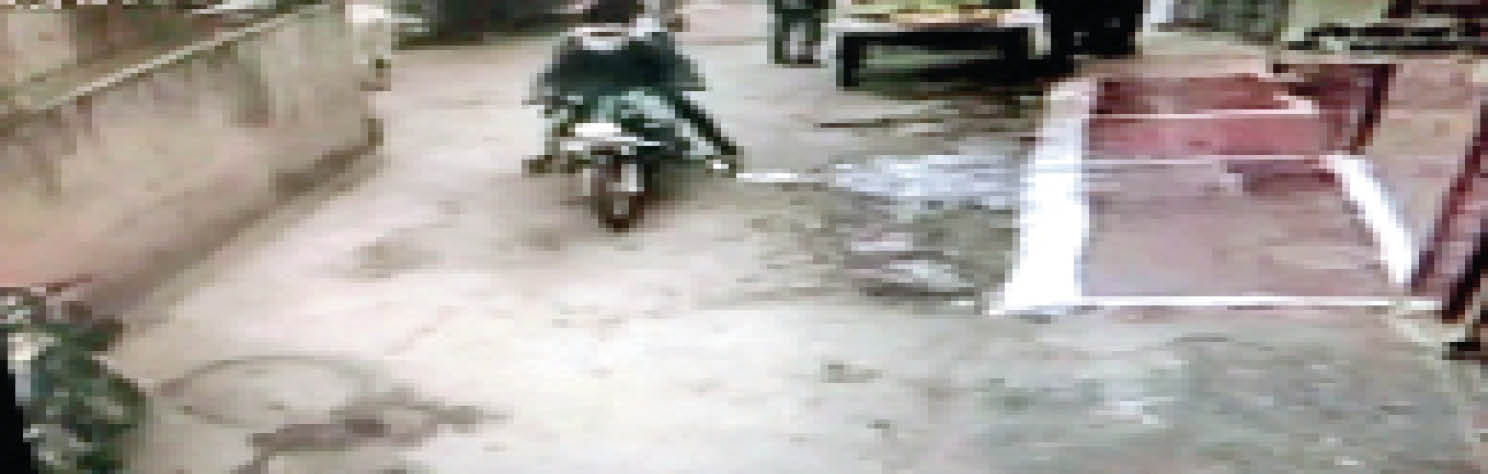 In Darpan Colony too, three miscreants from the vegetable vendor paid ...