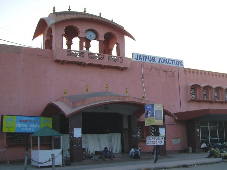 The silence of the Jaipur Junction platform, the food crisis on the ...