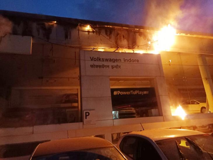 Indore Car Showroom Fire Accident Today Updates | इंदौर में हादसा: कार ...