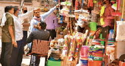 Now the situation worsens in Tilak Nagar vegetable market, the police ...