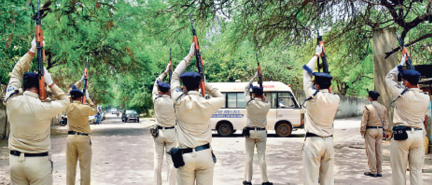 CRPF jawan given guard of honor | कोरोना योद्धा को सैल्यूट: सीआरपीएफ के ...