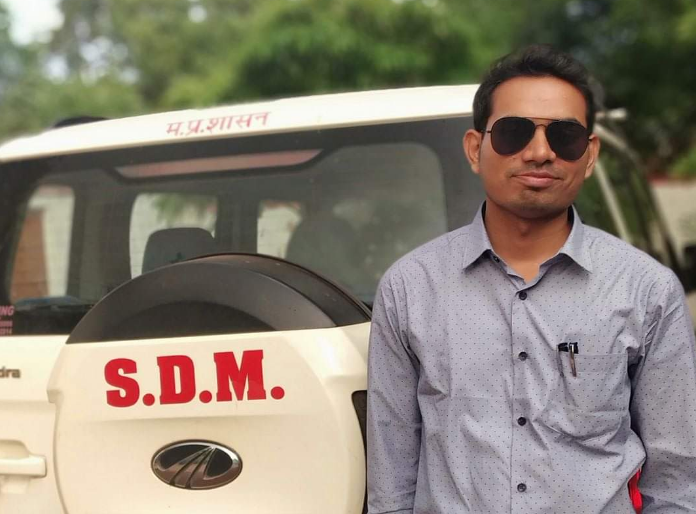 Shivpuri SDM Manoj Garwal Car Road Accdient In Madhya Pradesh (Shivpuri) Amola | मध्य प्रदेश ...