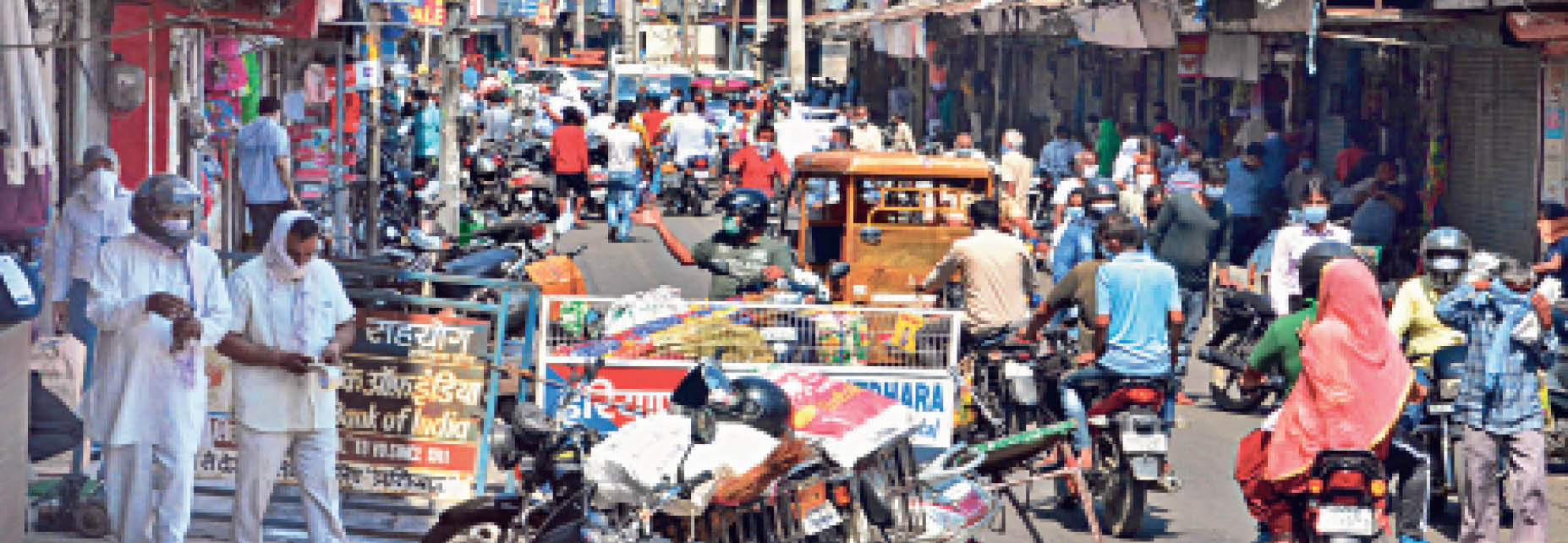Crowd came out on the streets till two o'clock | लाॅकडाउन 3.0 में ...