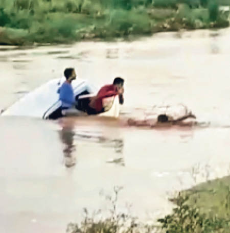 3 youths who stole a car and wanted to cross through the river Tangri ...