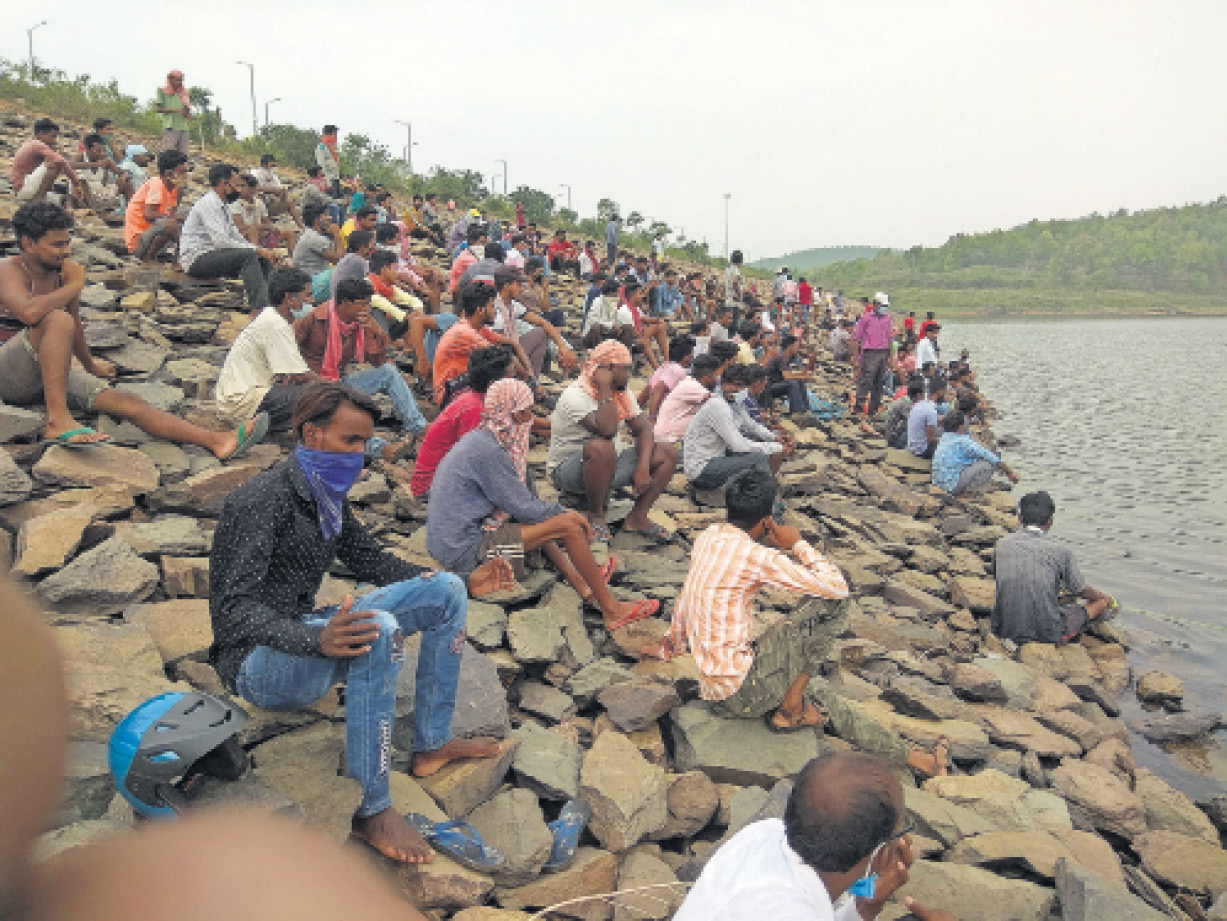 The body of the driver was removed from Burudih dam after 21 hours ...