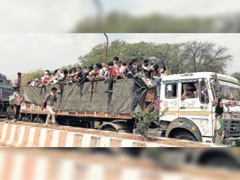 Overcrowd carrying migrant laborers in vehicles | संक्रमण का खतरा ...