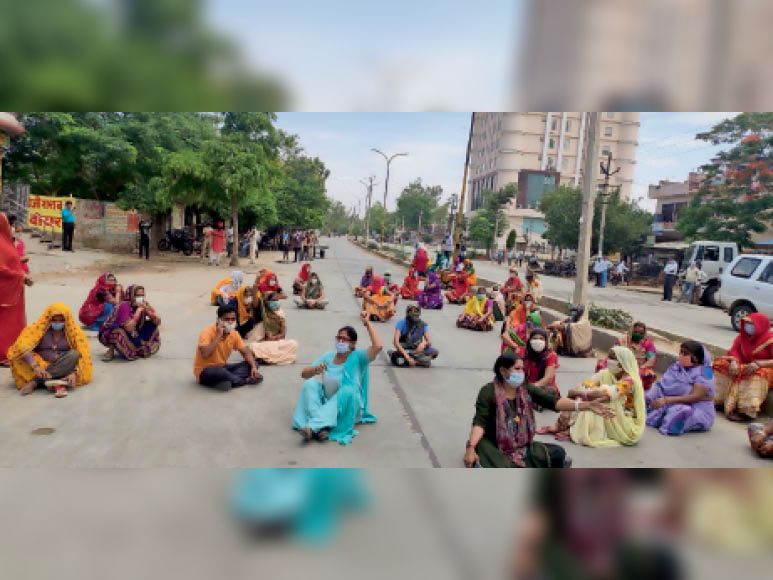 Sitting on protest in protest against opening of liquor contract in ...