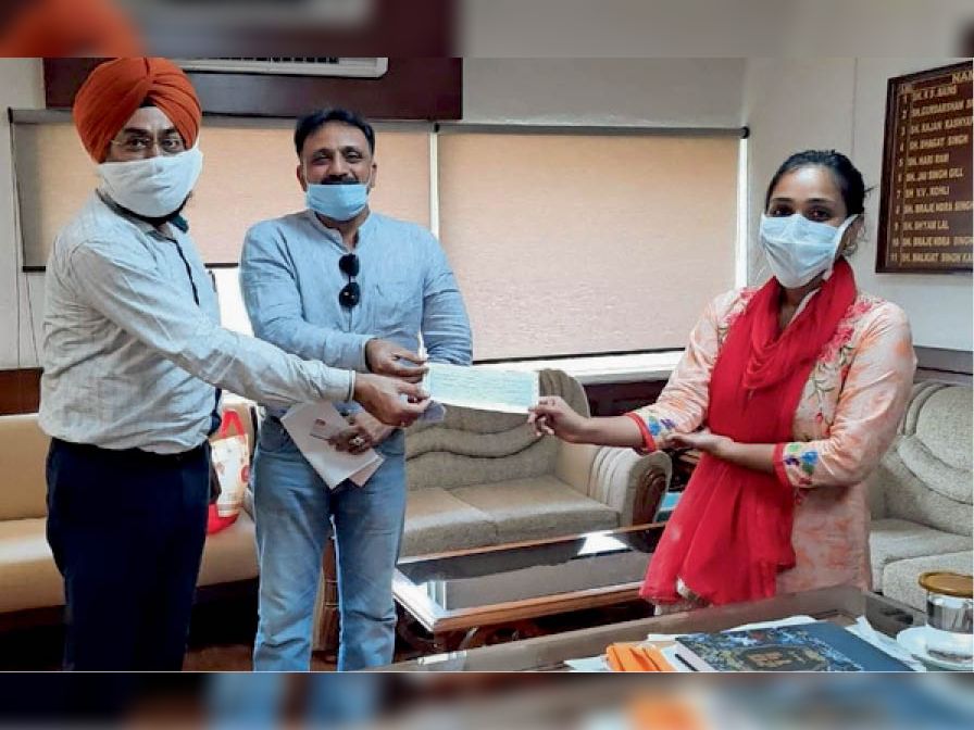 SML Isuzu Company handed over check of 2 lakhs to help the needy | सेवा ...