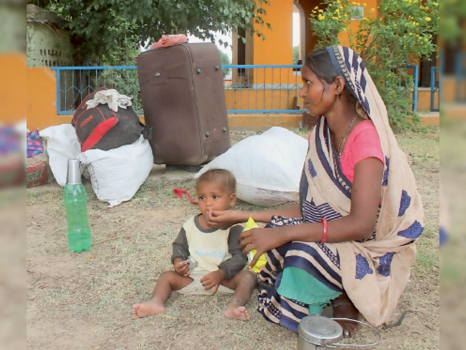 Son has to go far ... Erase hunger from biscuits | हे भगवान, ये मजबूरी ...