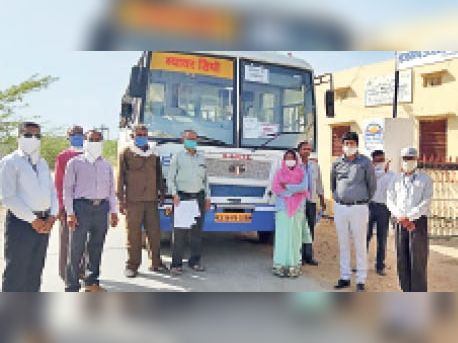 The first labor special bus of Beawar depot will cross the UP border in ...