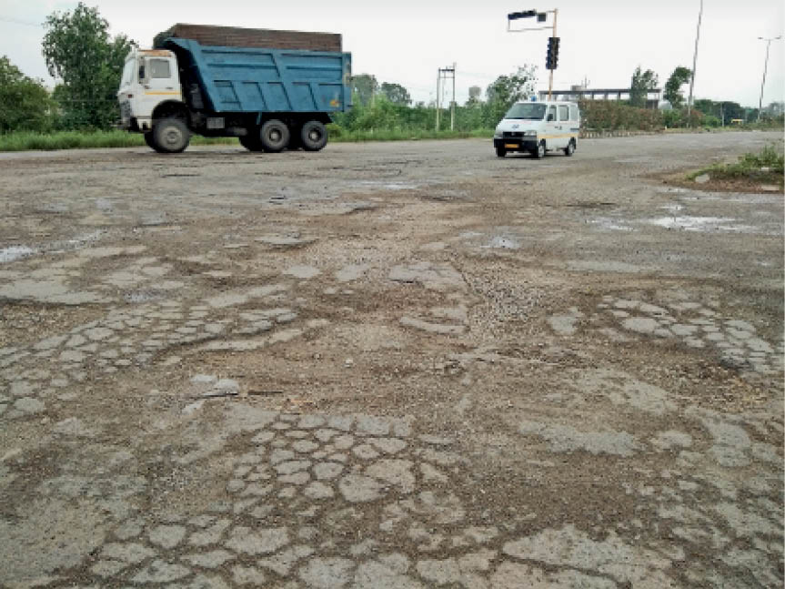 6 years ago, while making the road, the same layer of premix was cast ...