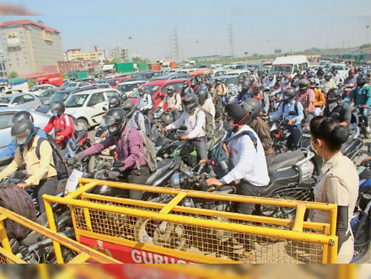 Long lines of vehicles for entry from Delhi to Gurgaon, traffic jams ...