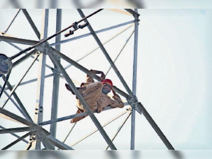 6 hours high voltage drama on 110 feet high tower