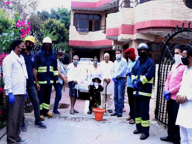 Ambulances, PCR and fire brigade played sirens in front of doctors who ...